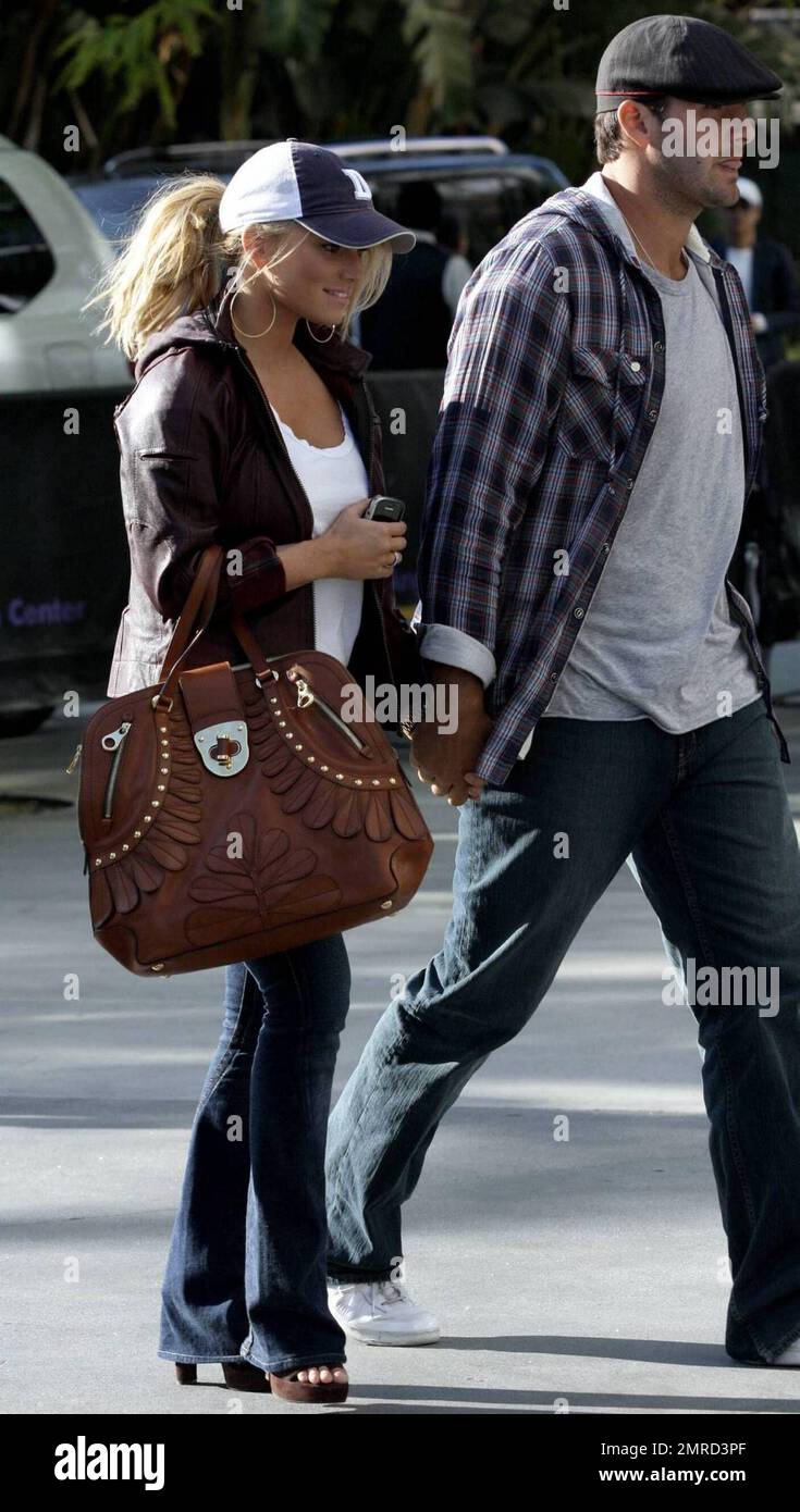 Jessica Simpson covers up her long blonde locks with a baseball cap as ...