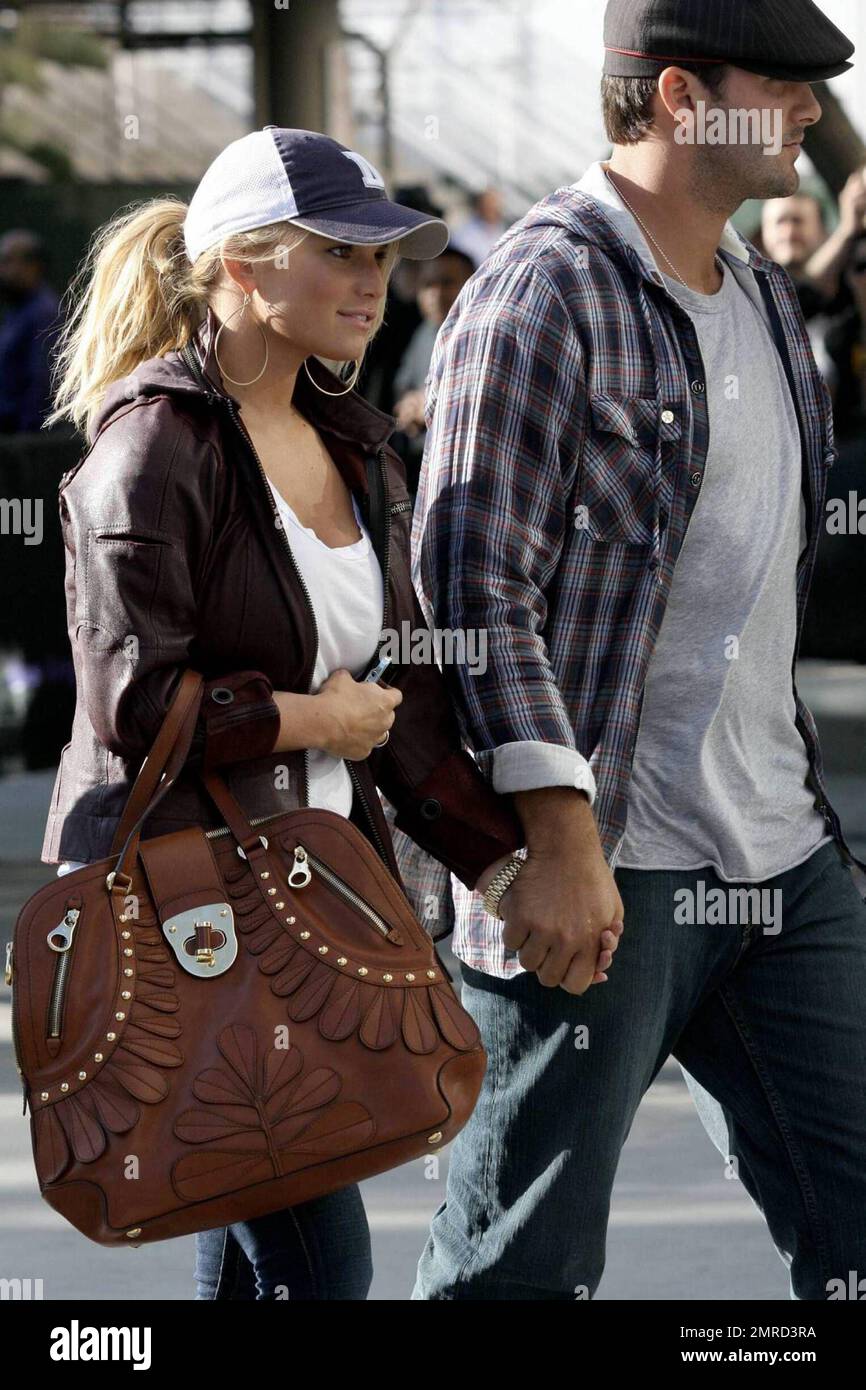 Jessica Simpson covers up her long blonde locks with a baseball cap as ...