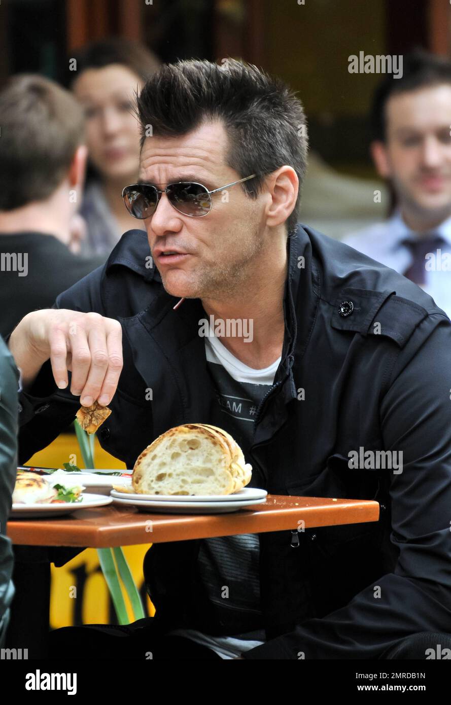 Jim Carrey graciously signs autographs for multiple fans while haivng ...