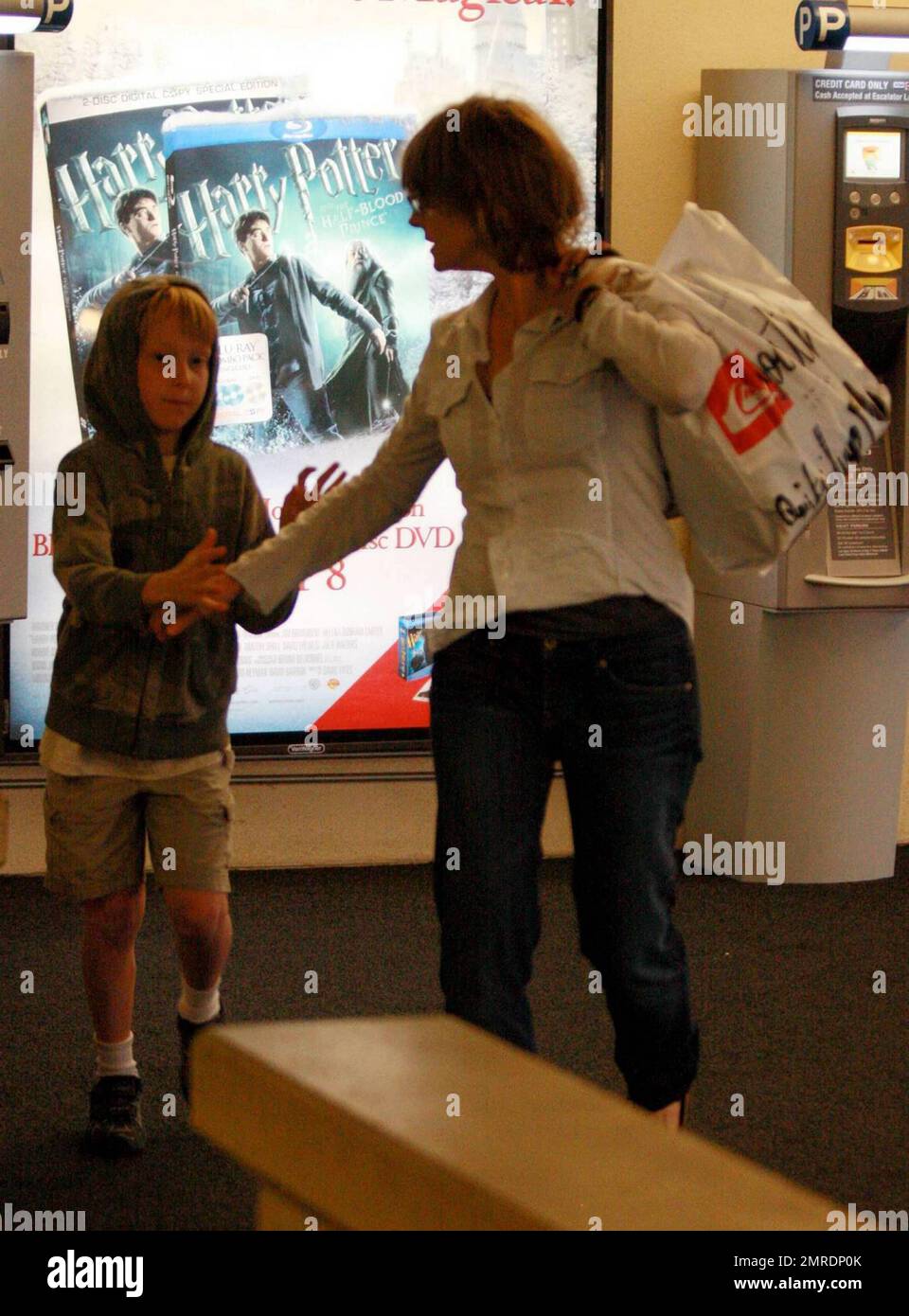 EXCLUSIVE!! A tired looking Jodie Foster and son Kit head back to their ...