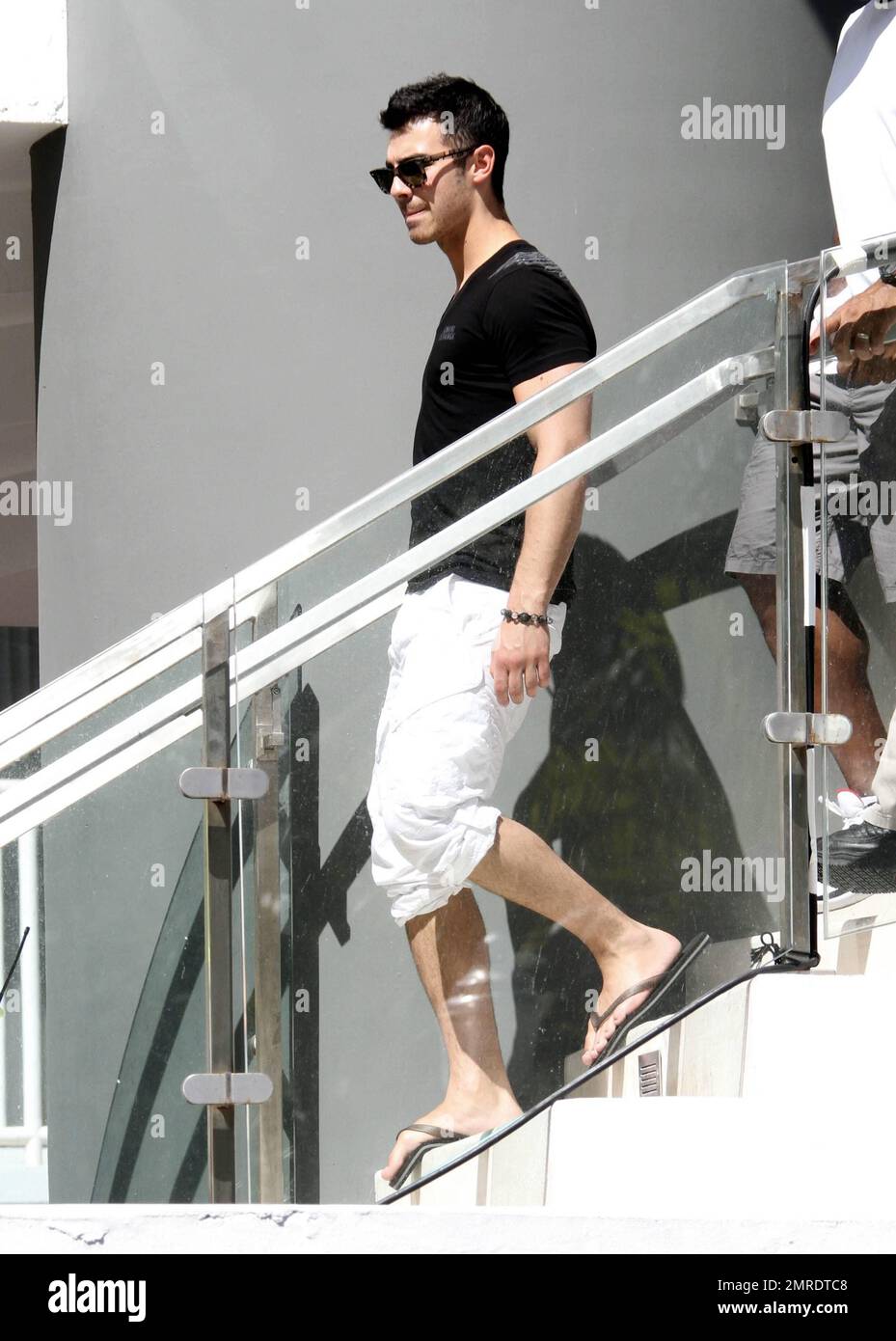 Joe Jonas has a drink and a bite to eat while hanging out with ...