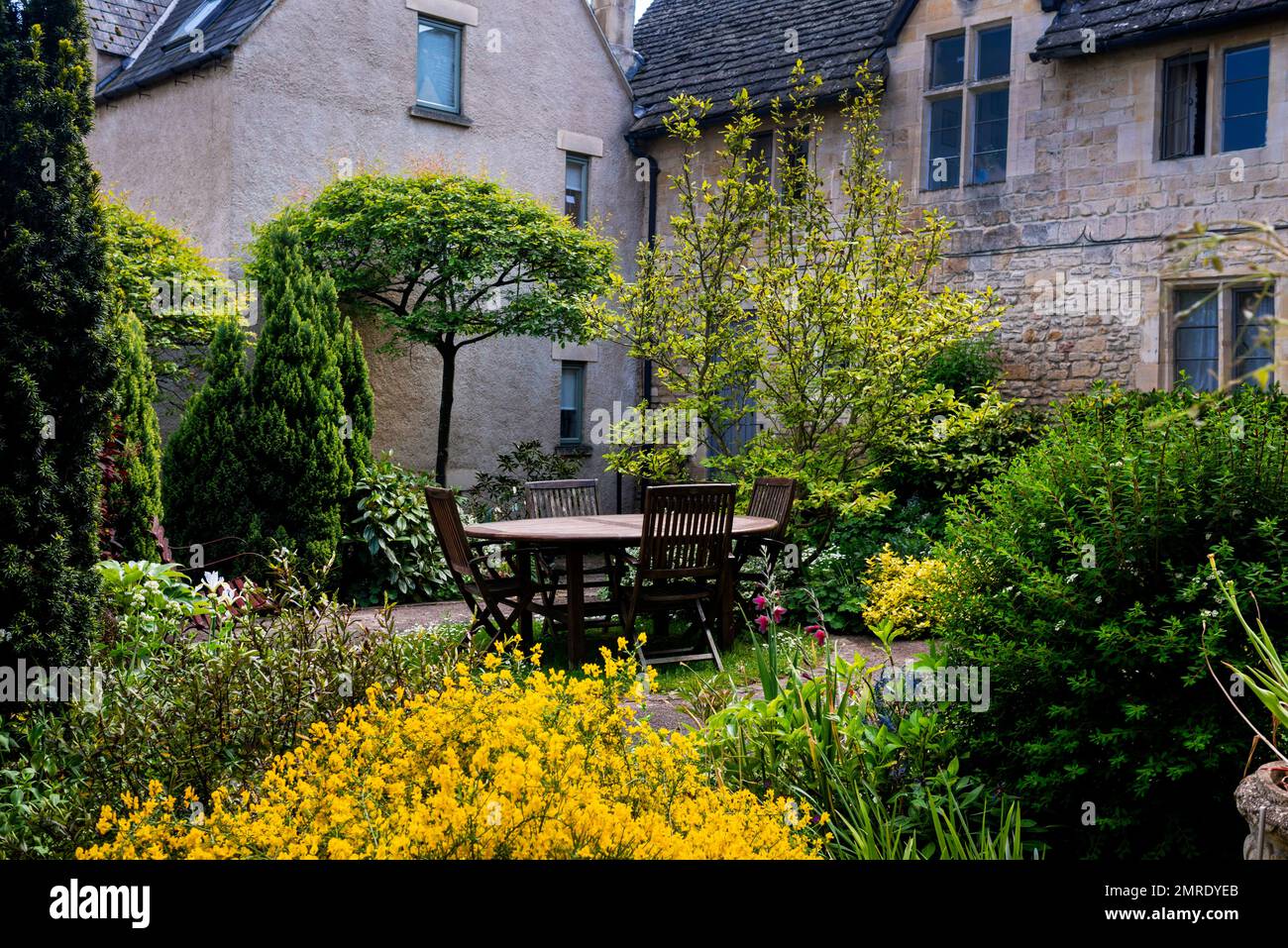 English courtyard dining in the Cotswold town of Winchcombe, England ...