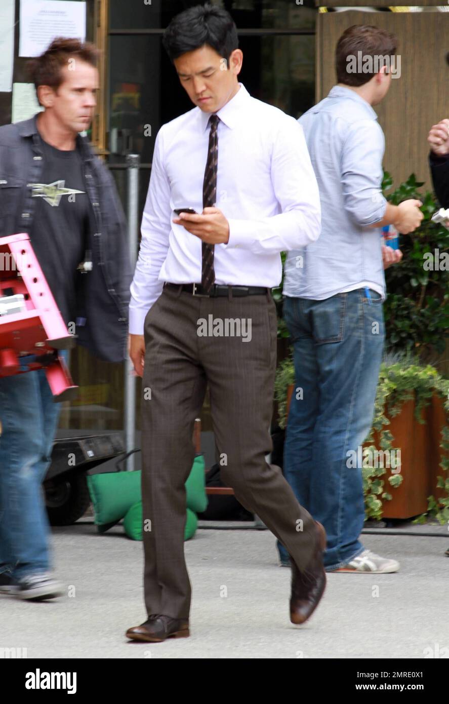 EXCLUSIVE!! John Cho and Matthew Perry film scenes for "Go On" on set ...