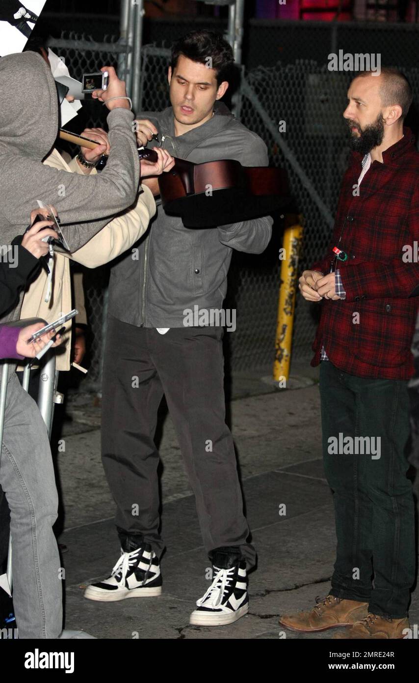 John mayer signs autograph on hi-res stock photography and images - Alamy
