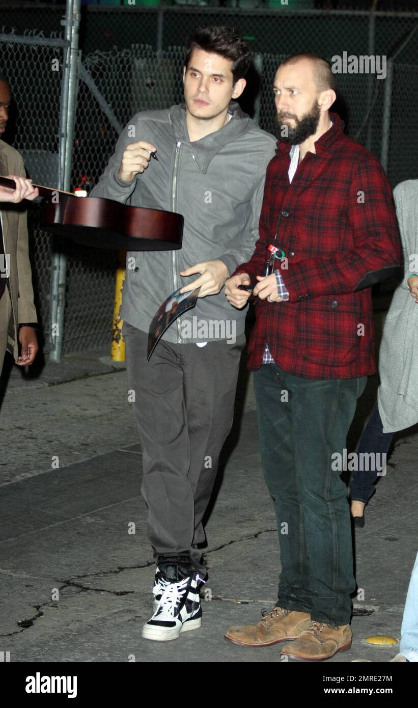 John mayer signs autograph on hi-res stock photography and images - Alamy