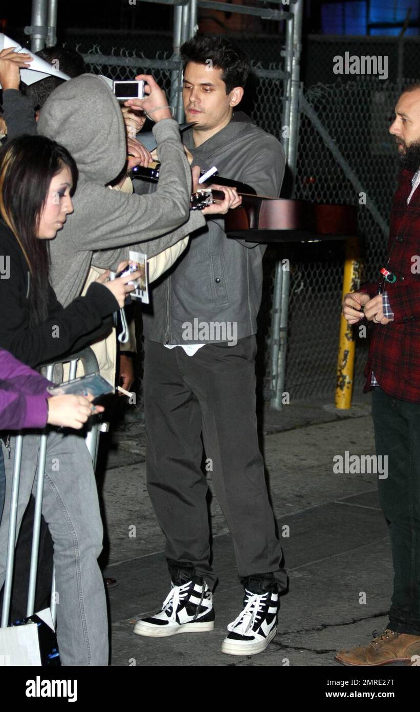 John mayer signs autograph on hi-res stock photography and images - Alamy