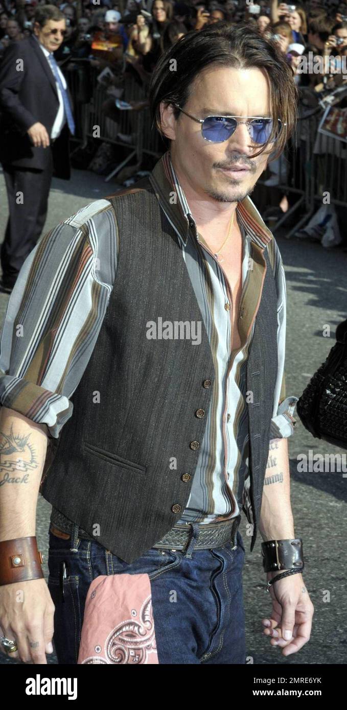 "Public Enemies" star Johnny Depp poses for photos and signs autographs ...