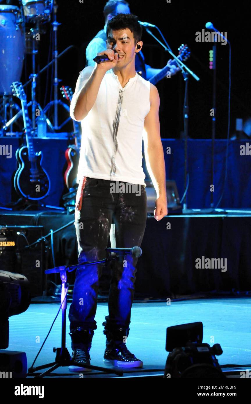 EXCLUSIVE!! The Jonas Brothers perform live in concert at the Ocean ...