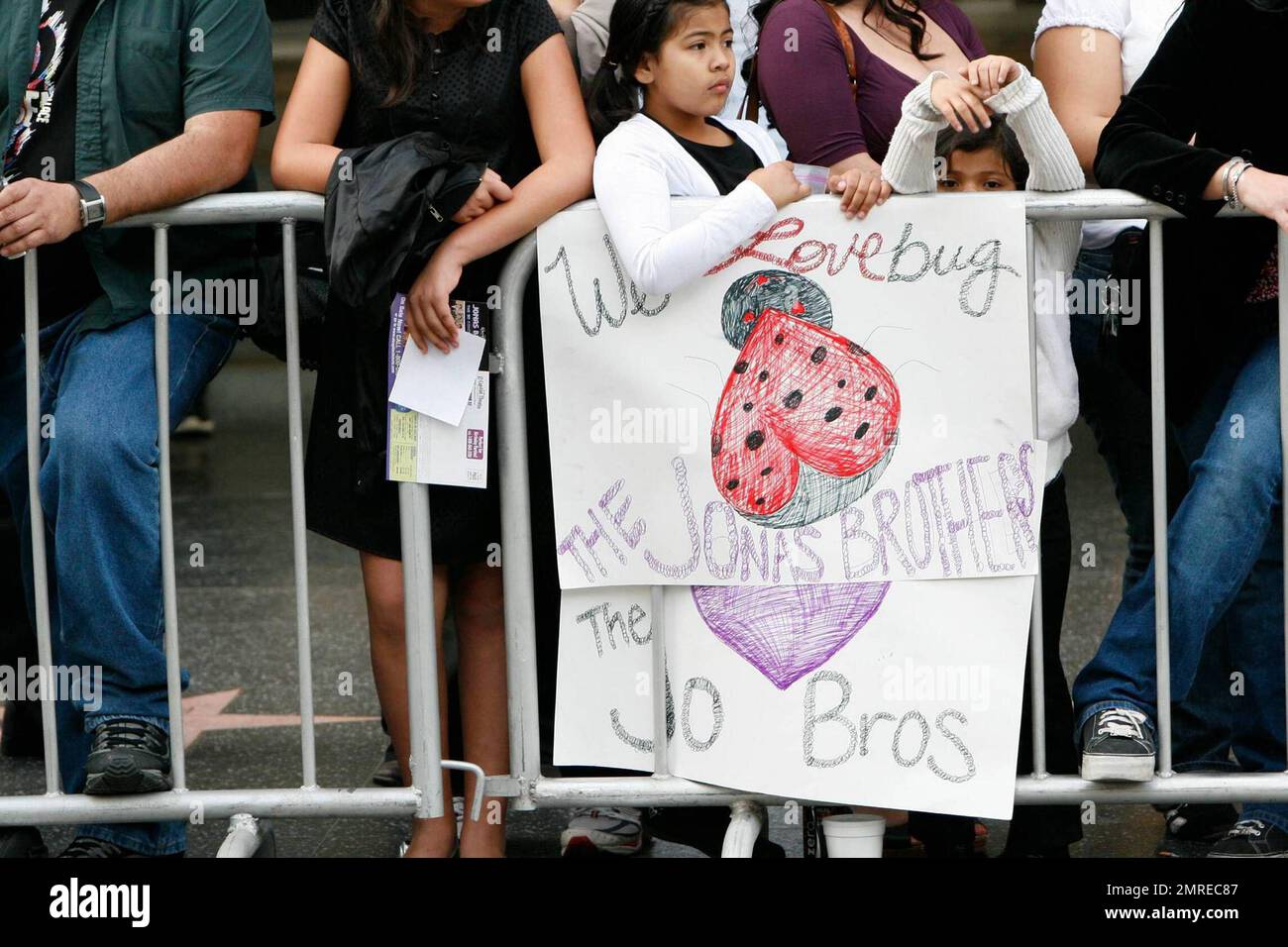 Fans line up for over 30 hours to catch a glimpse of the Jonas Brothers ...