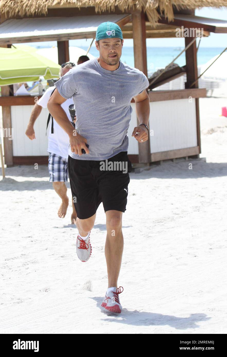 Josh Duhamel takes a jog on the beach in the sweltering Miami heat ...