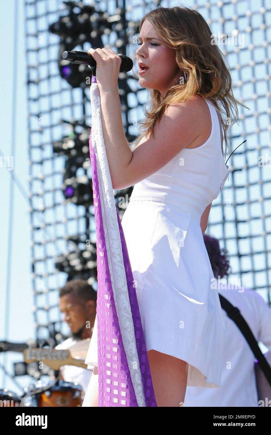 Joss Stone looks lovely in a white dress as she performs at Coachella ...
