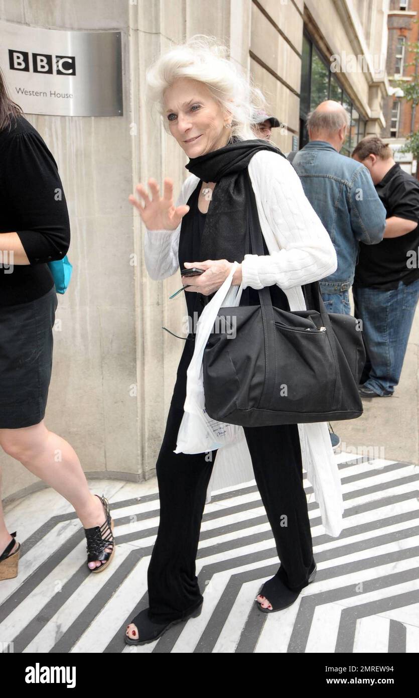 American singer Judy Collins, 71, looks great as she smiles and waves ...