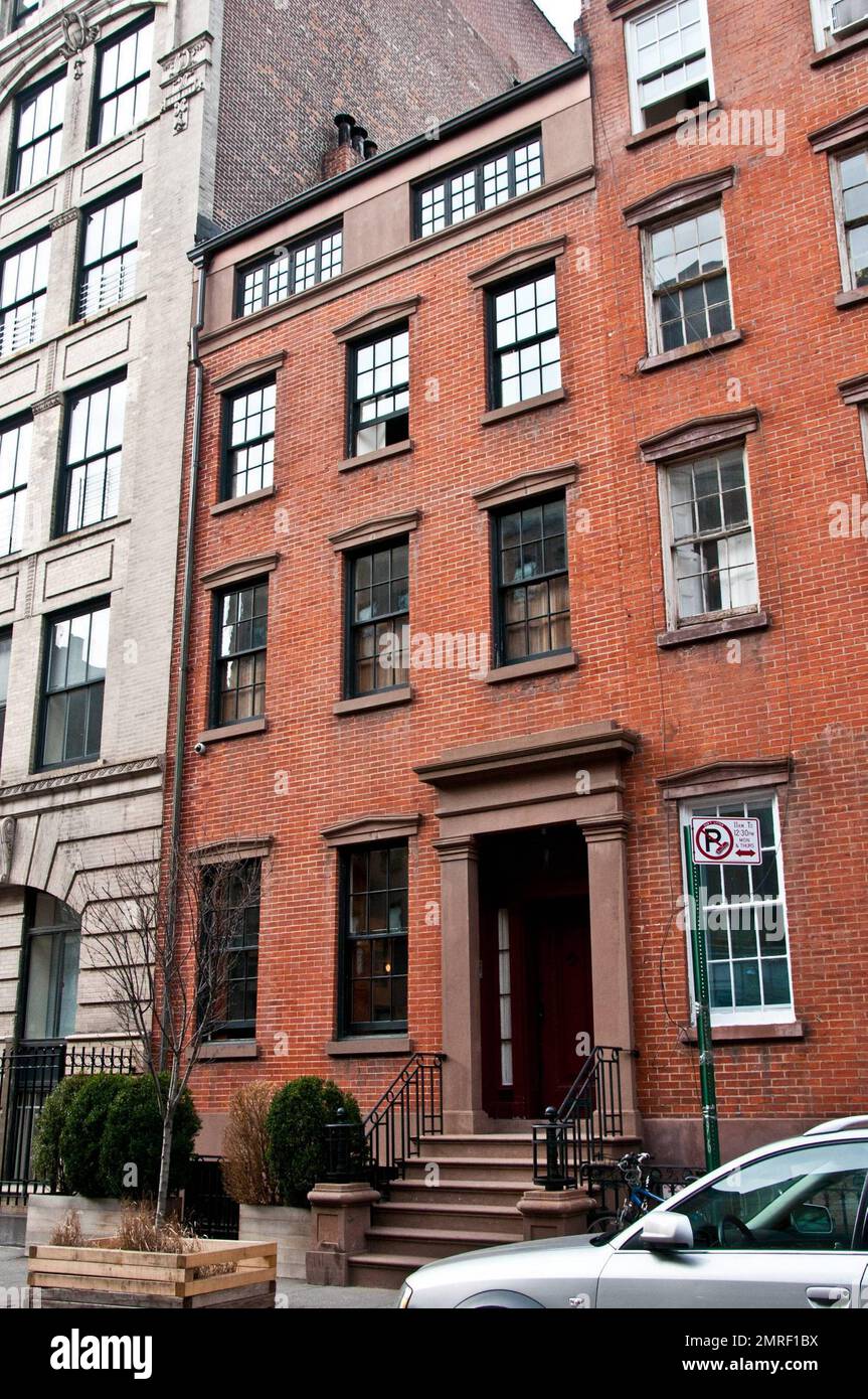 Exterior views of "The Kids Are All Right" actress Julianne Moore's ...