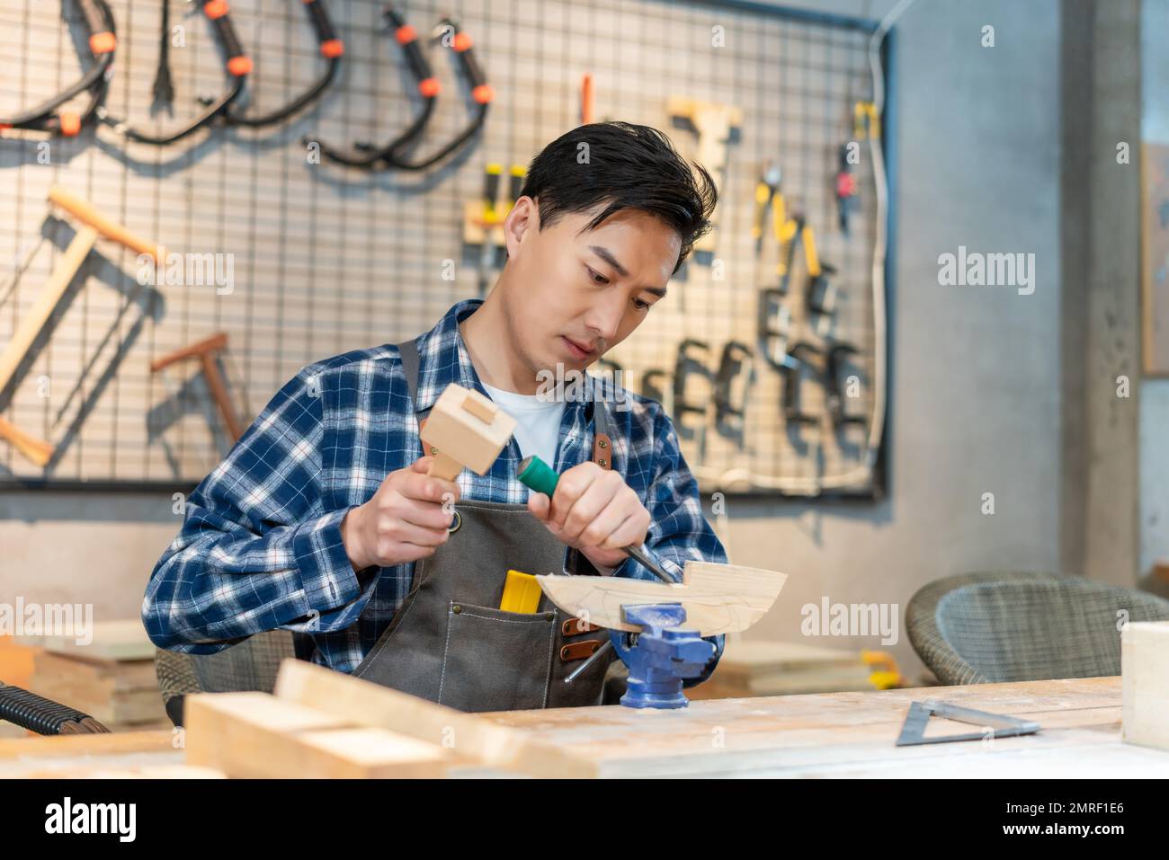 Chinese carpenter hi-res stock photography and images - Alamy