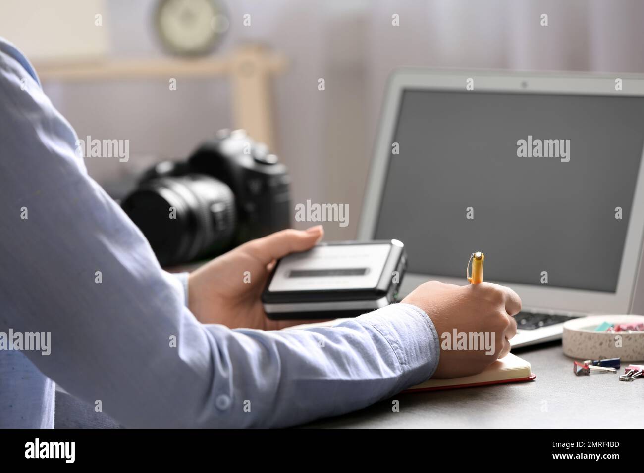 Journalist voice recorder working hi-res stock photography and images ...