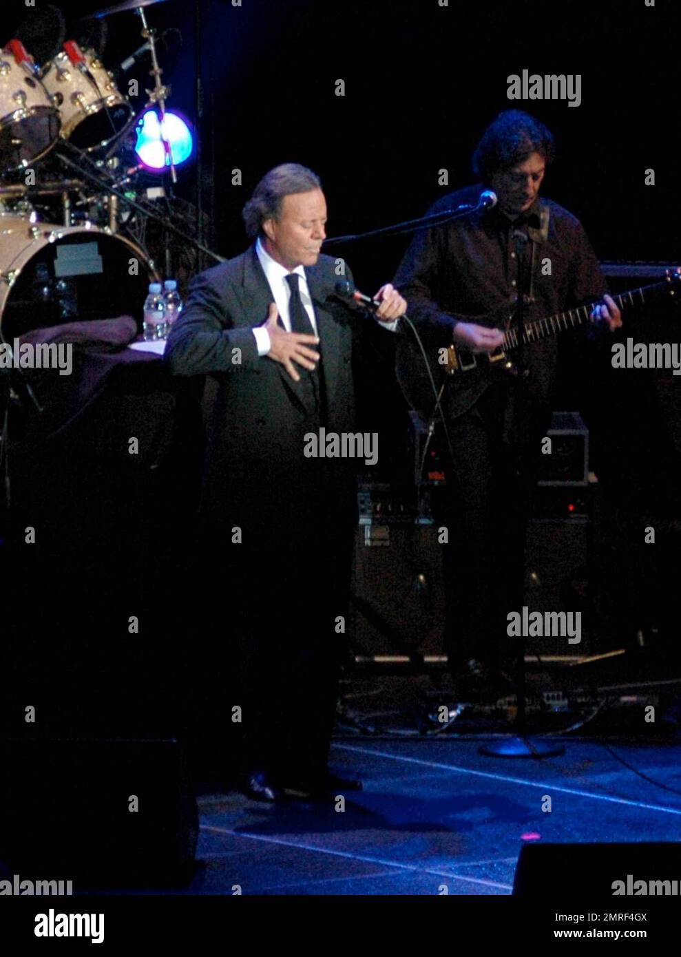 Legendary Latin crooner Julio Iglesias performs live at Miami's ...
