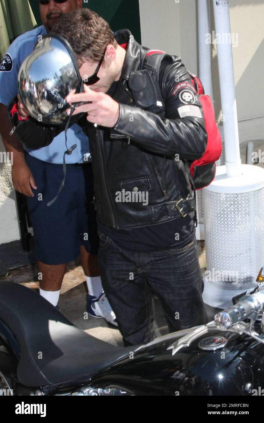 - Biker dude Justin Timberlake leaves Cafe Med at Sunset Plaza looking ...