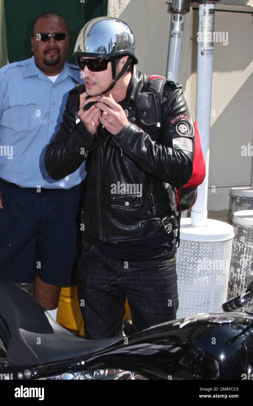 - Biker dude Justin Timberlake leaves Cafe Med at Sunset Plaza looking ...