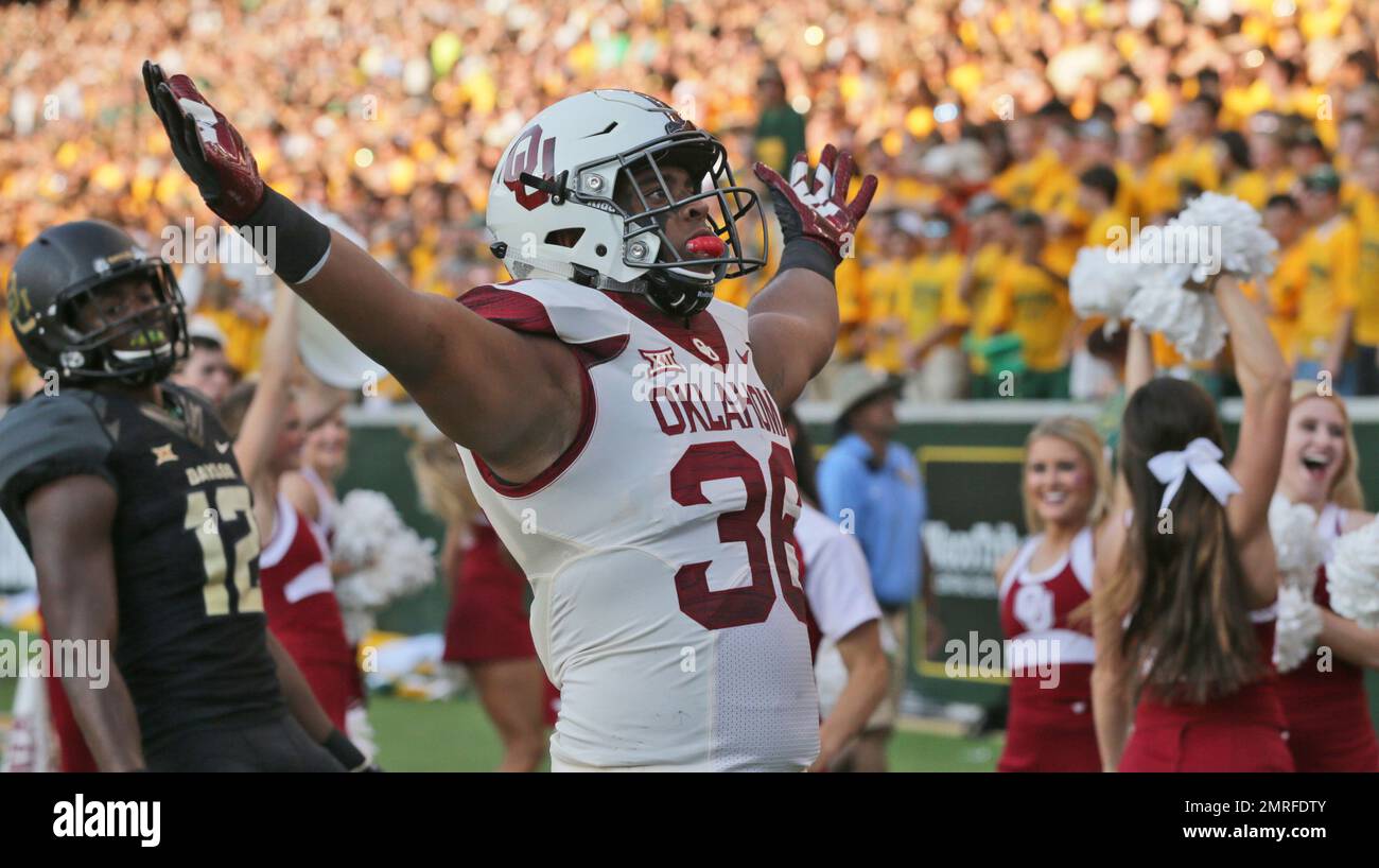 Oklahoma fullback Dimitri Flowers (36) celebrates scorong a touchdown ...