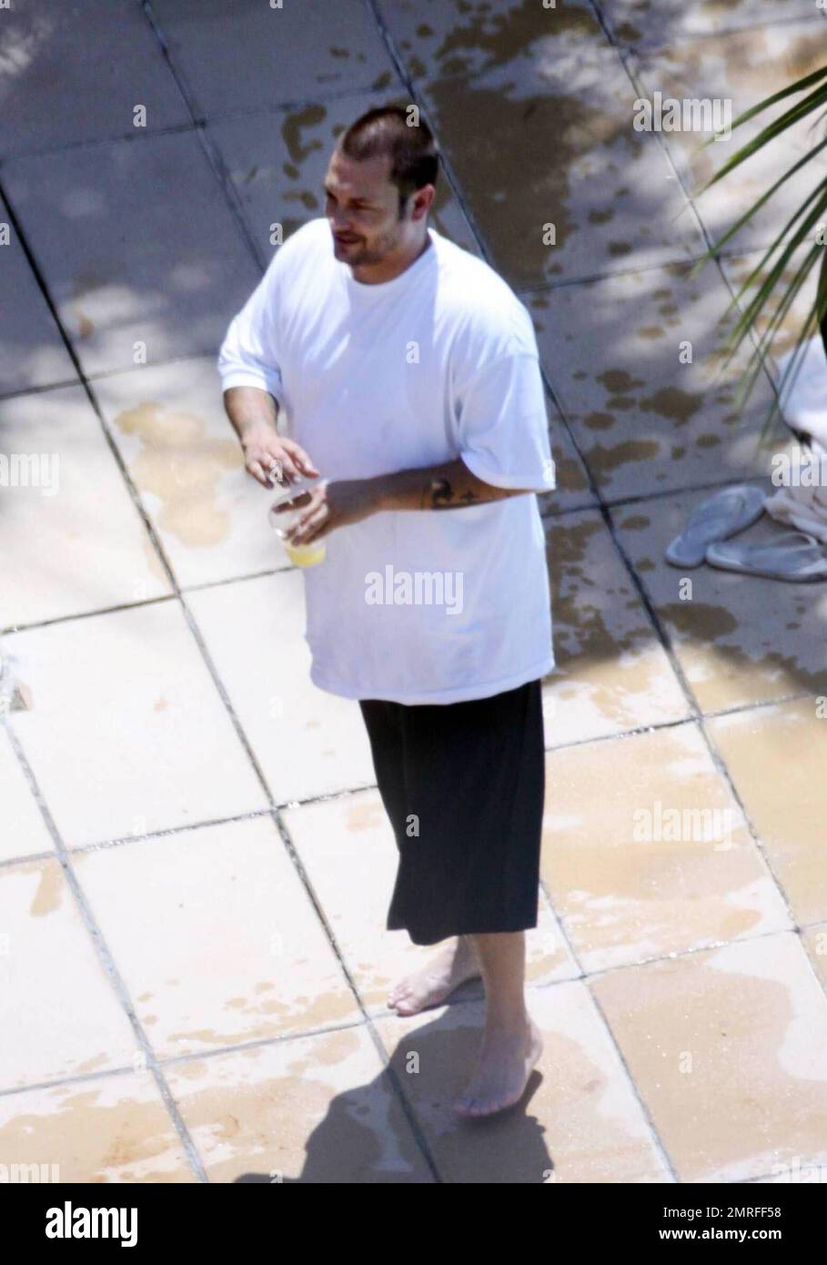 EXCLUSIVE!! Kevin Federline shows off his expanding waistline for a ...