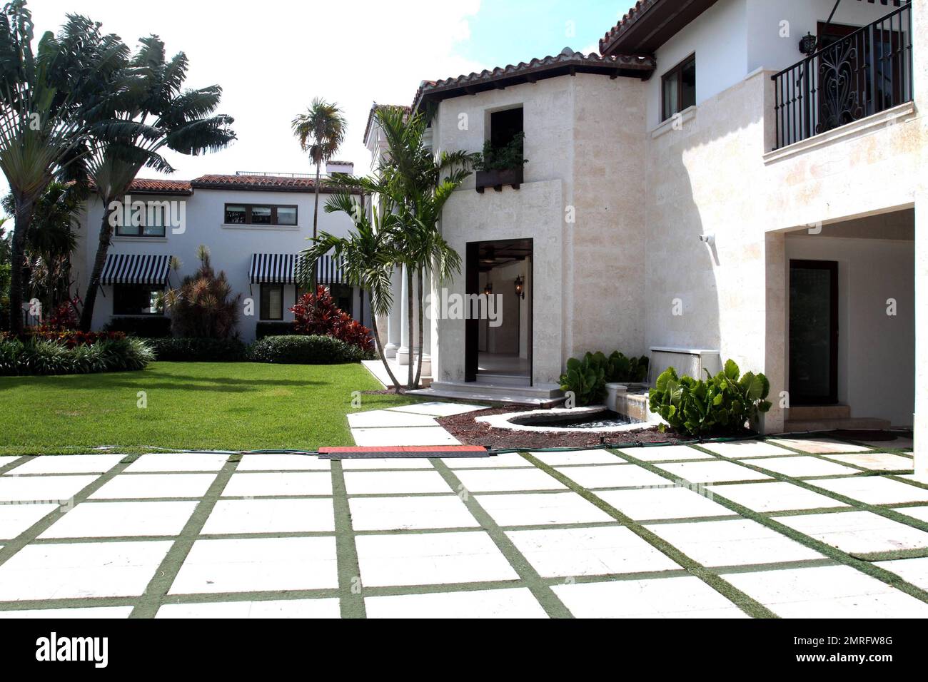 Family feet in swimming pool hi-res stock photography and images - Alamy