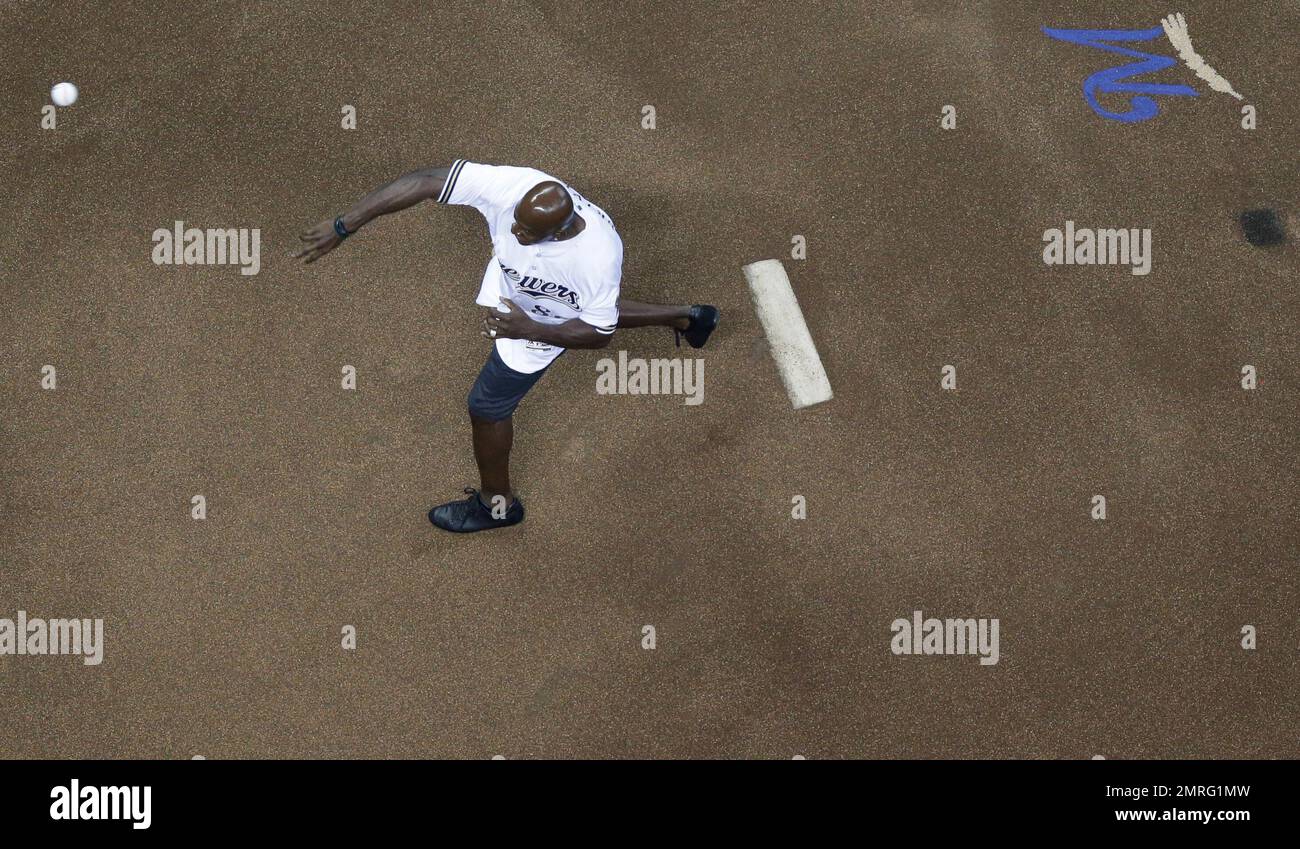 Former Green Bay Packers' Donald Driver throws out a ceremonial first ...