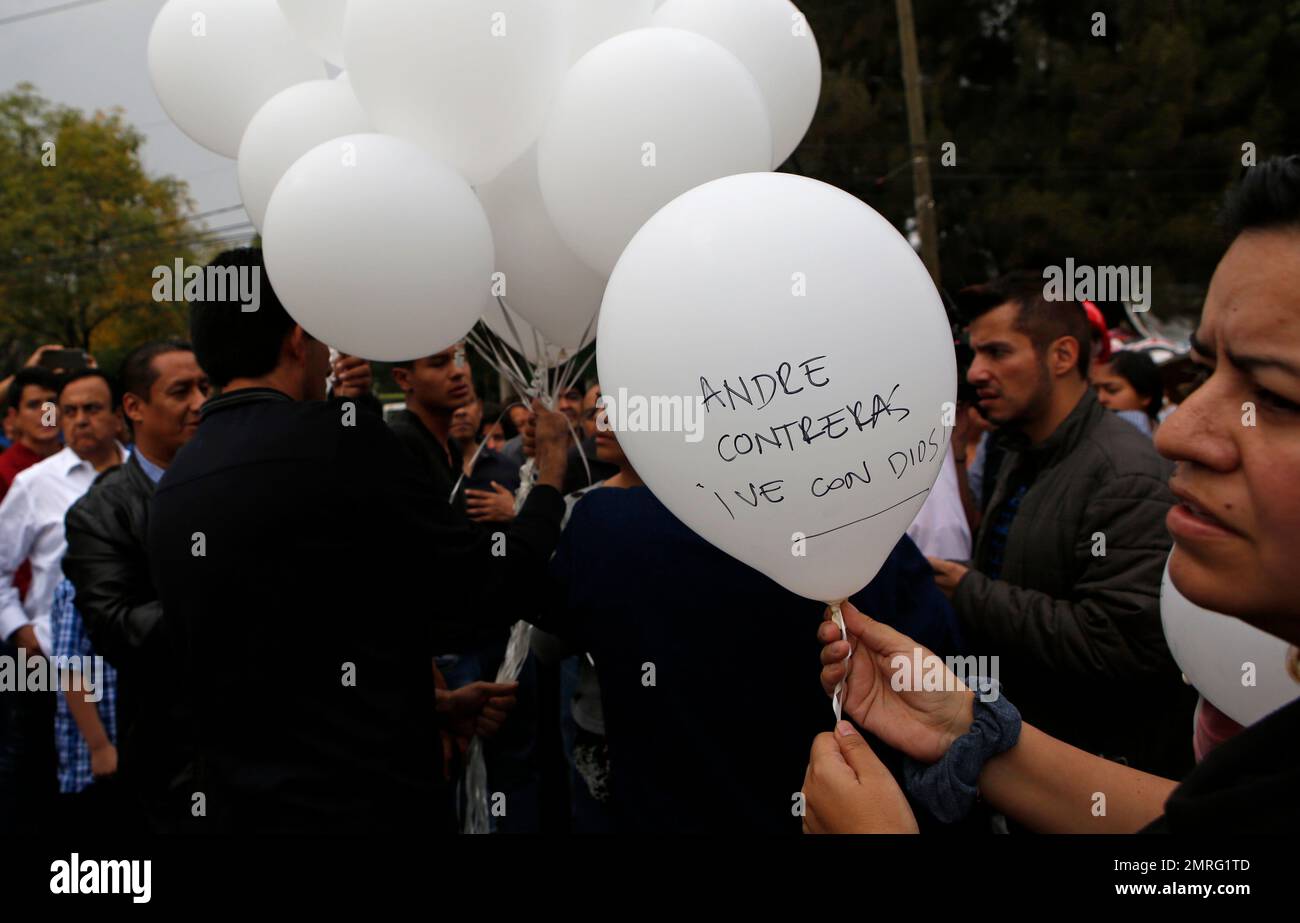 A woman holds a balloon carrying the Spanish message: "Andre Congreras ...
