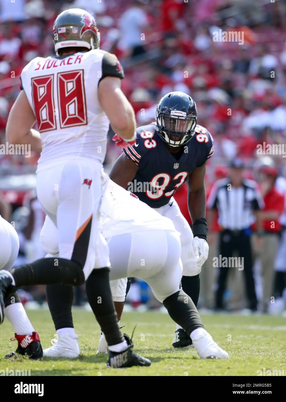 Chicago Bears outside linebacker Sam Acho (93) lines up against the ...