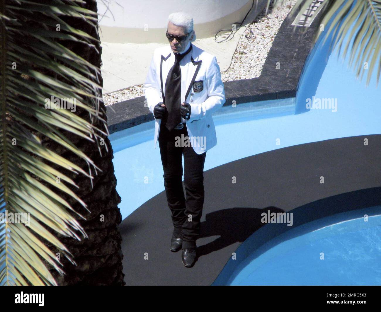 Exclusive!! Karl Lagerfeld oversees setup and rehearsal for the Chanel ...