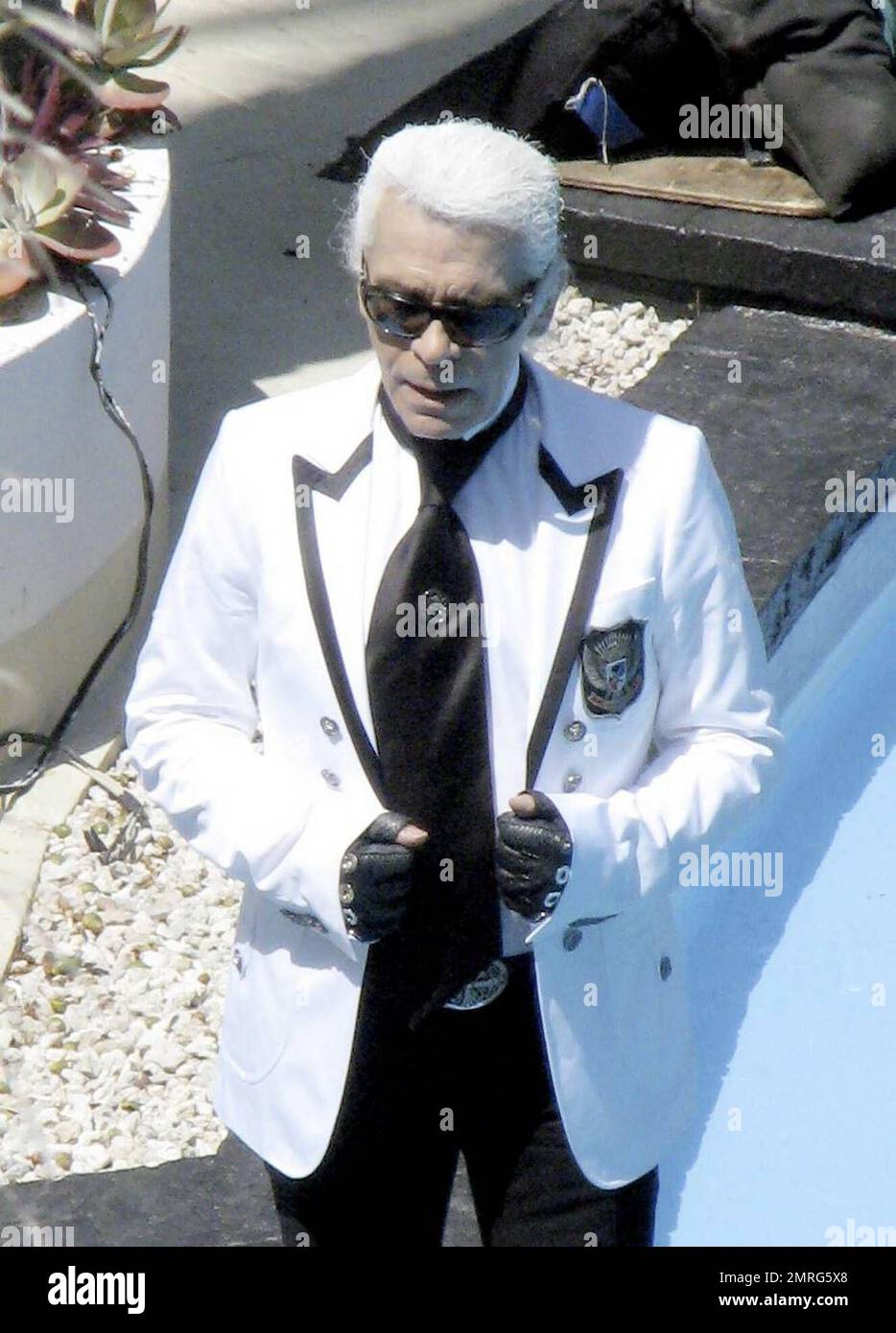 Exclusive!! Karl Lagerfeld oversees setup and rehearsal for the Chanel ...