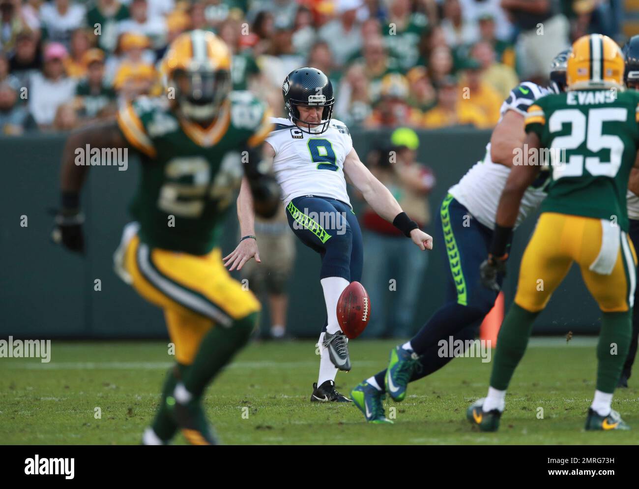 Seattle Seahawks punter Jon Ryan (9) punts the ball against the Green ...