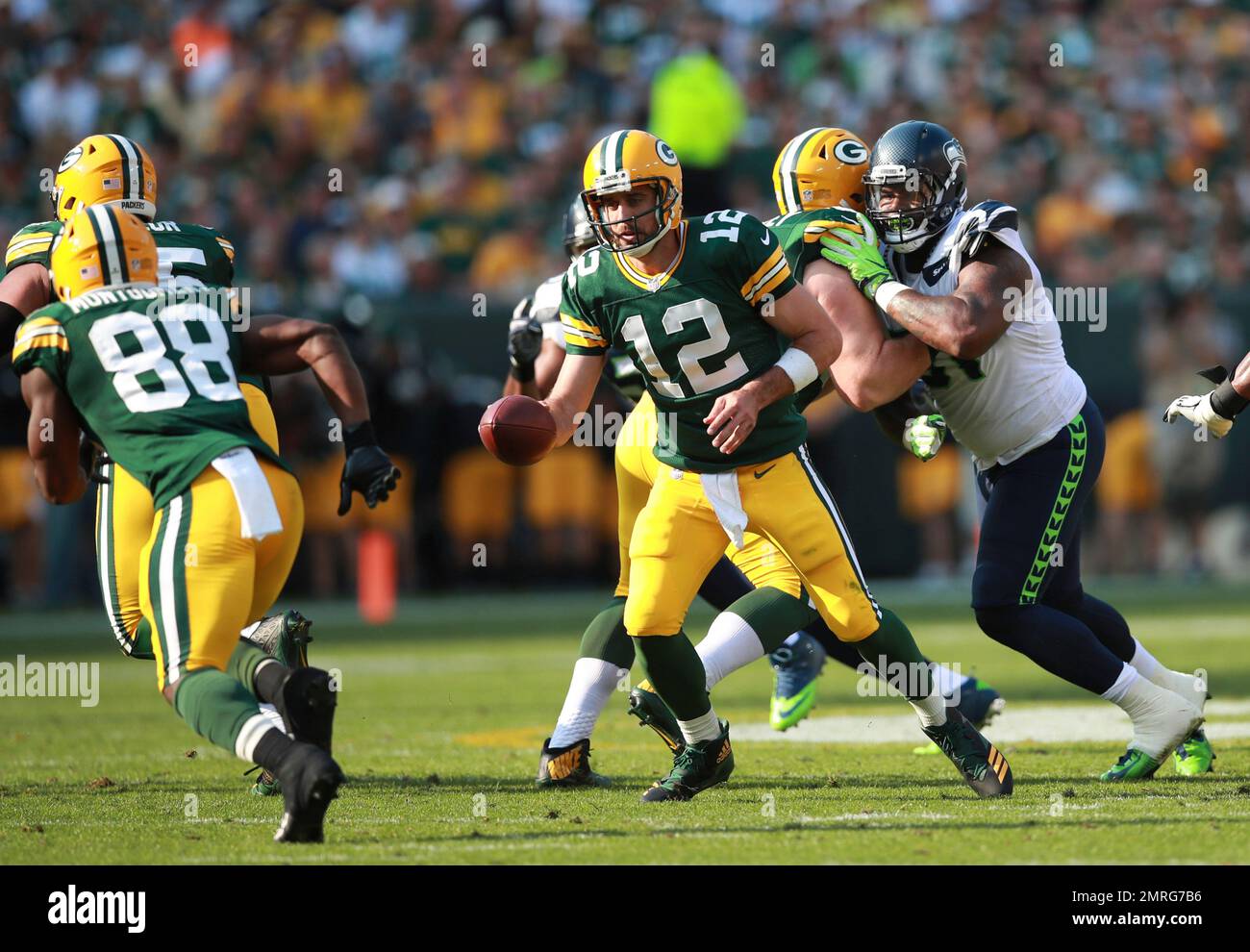 Green Bay Packers quarterback Aaron Rodgers (12) hands the ball off to ...