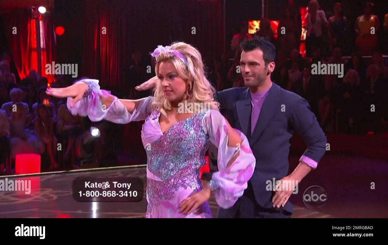 34-year-old reality mom Kate Gosselin dances the Foxtrot live with her ...