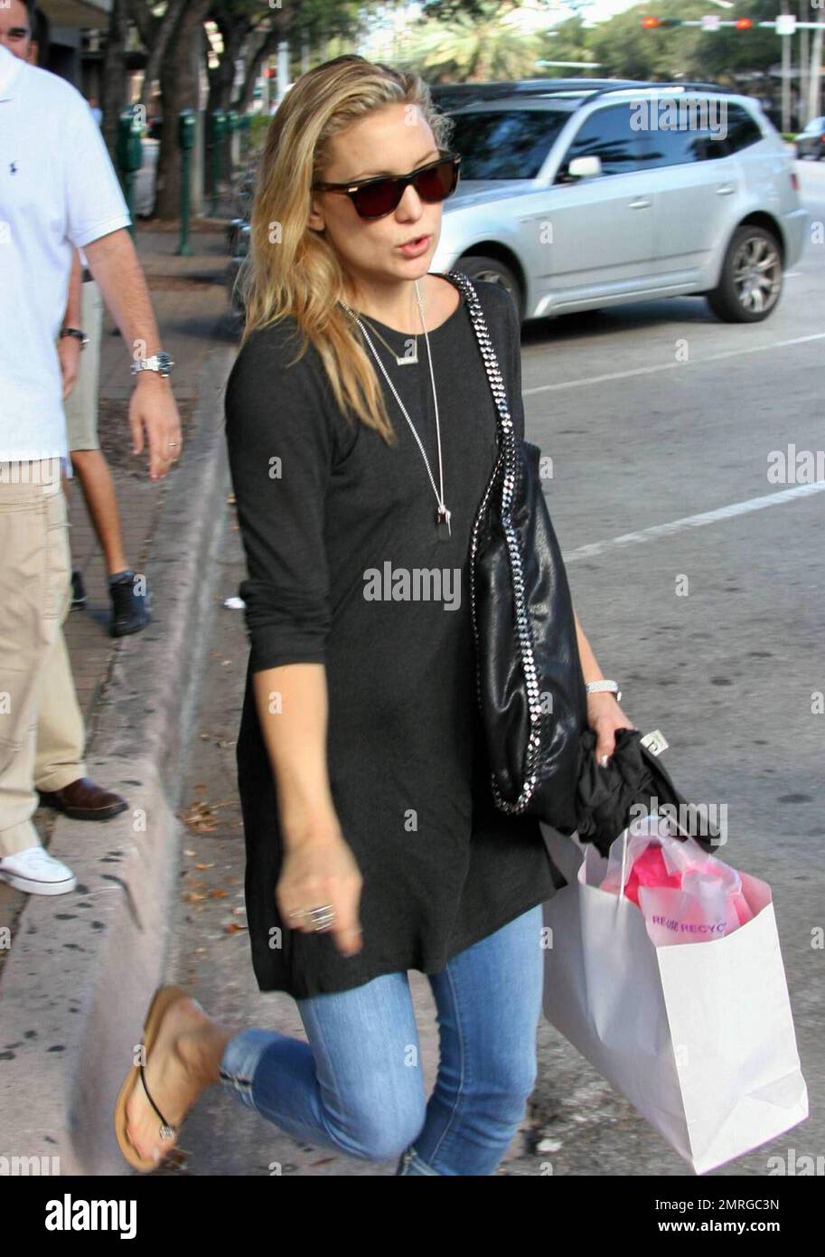 Kate Hudson and her beau Alexander Rodriguez lunch together at Houstons ...