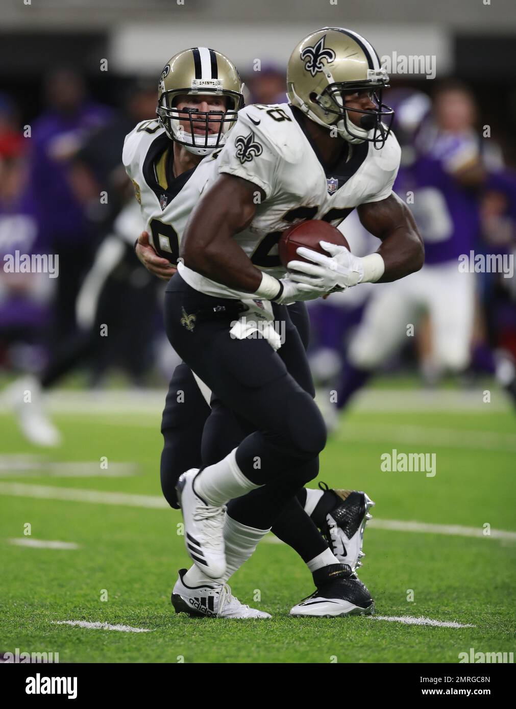 New Orleans Saints quarterback Drew Brees (9) hands the ball to running ...