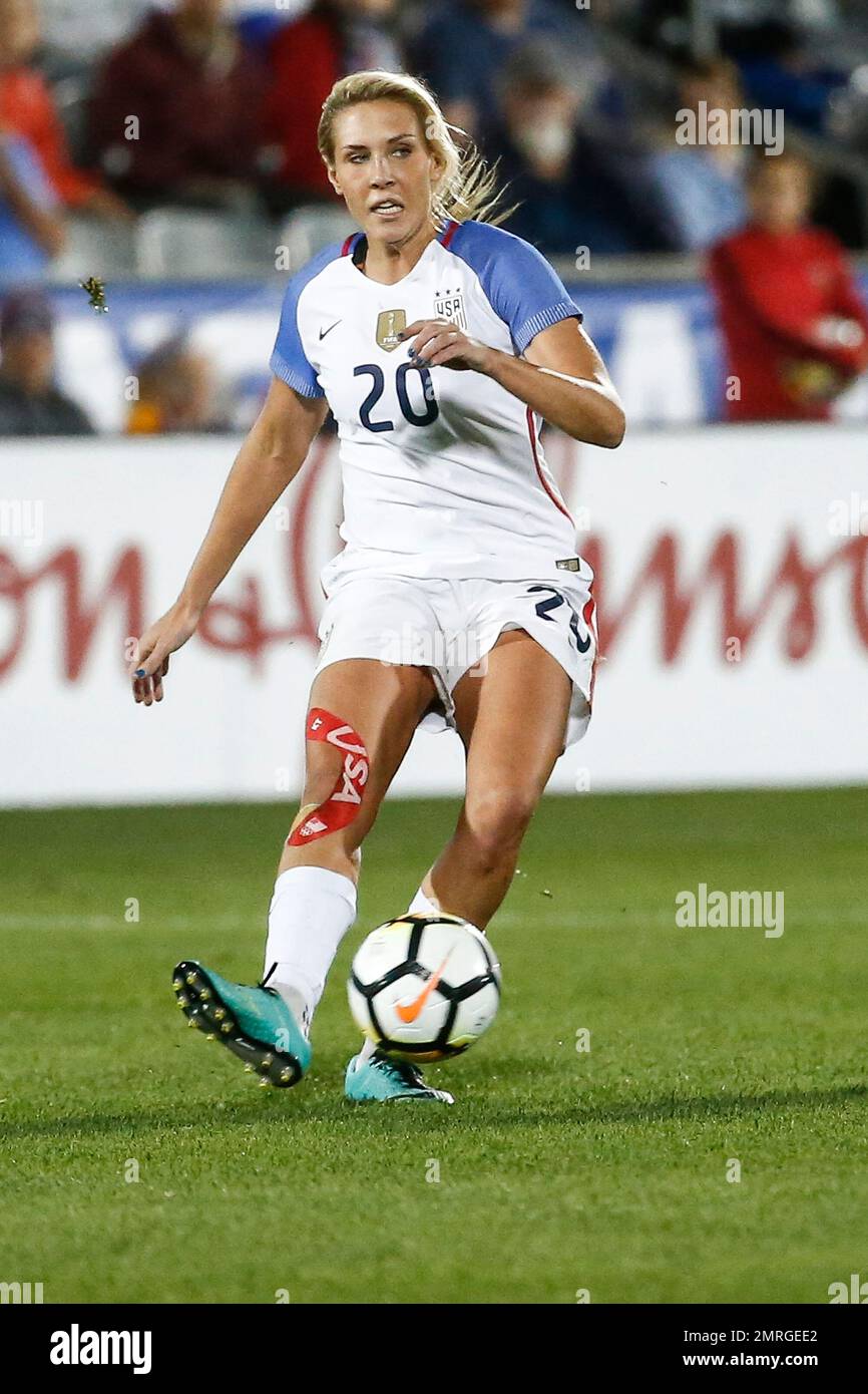 United States midfielder Allie Long (20) plays against New Zealand ...