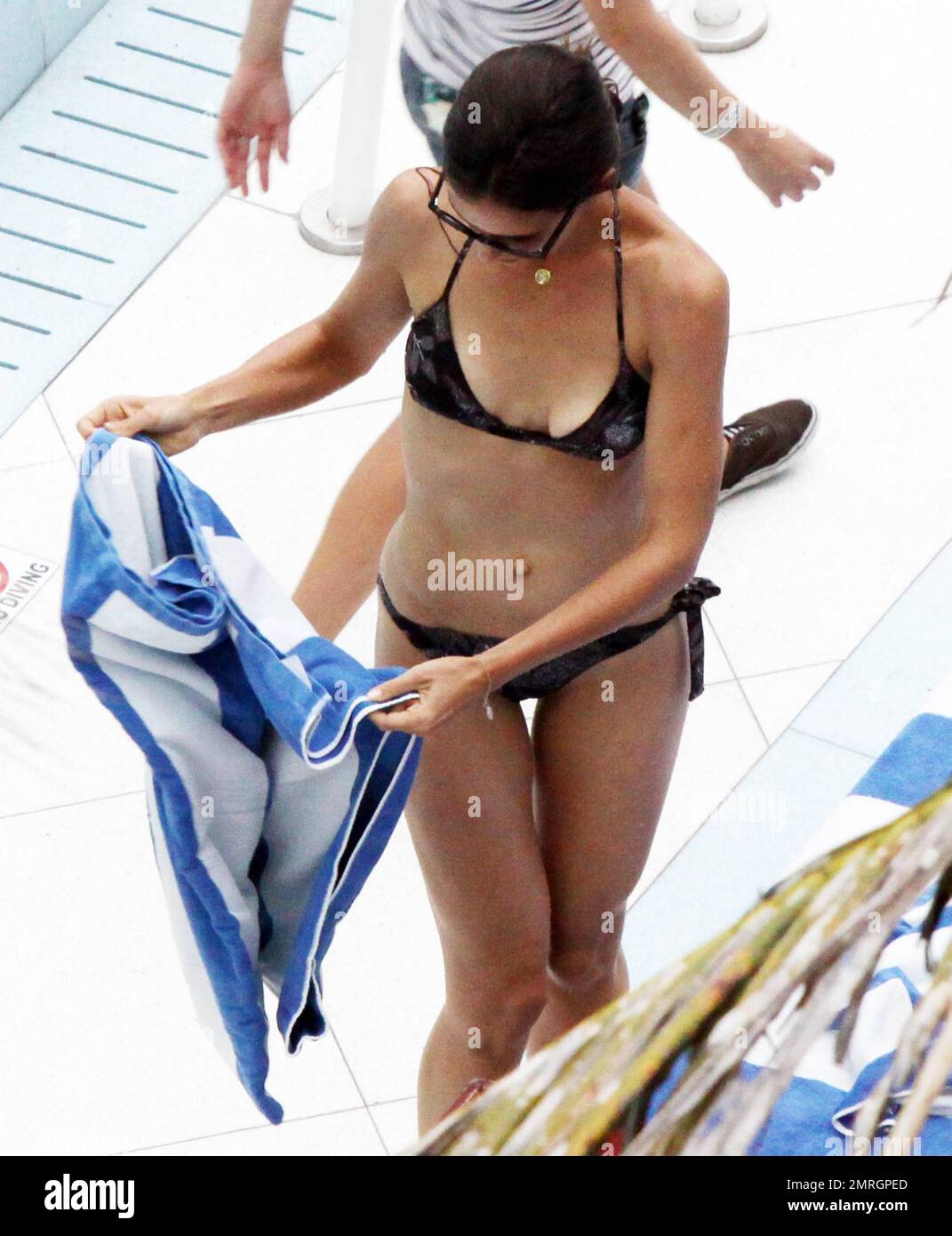 Katie holmes in a bikini hi-res stock photography and images - Alamy