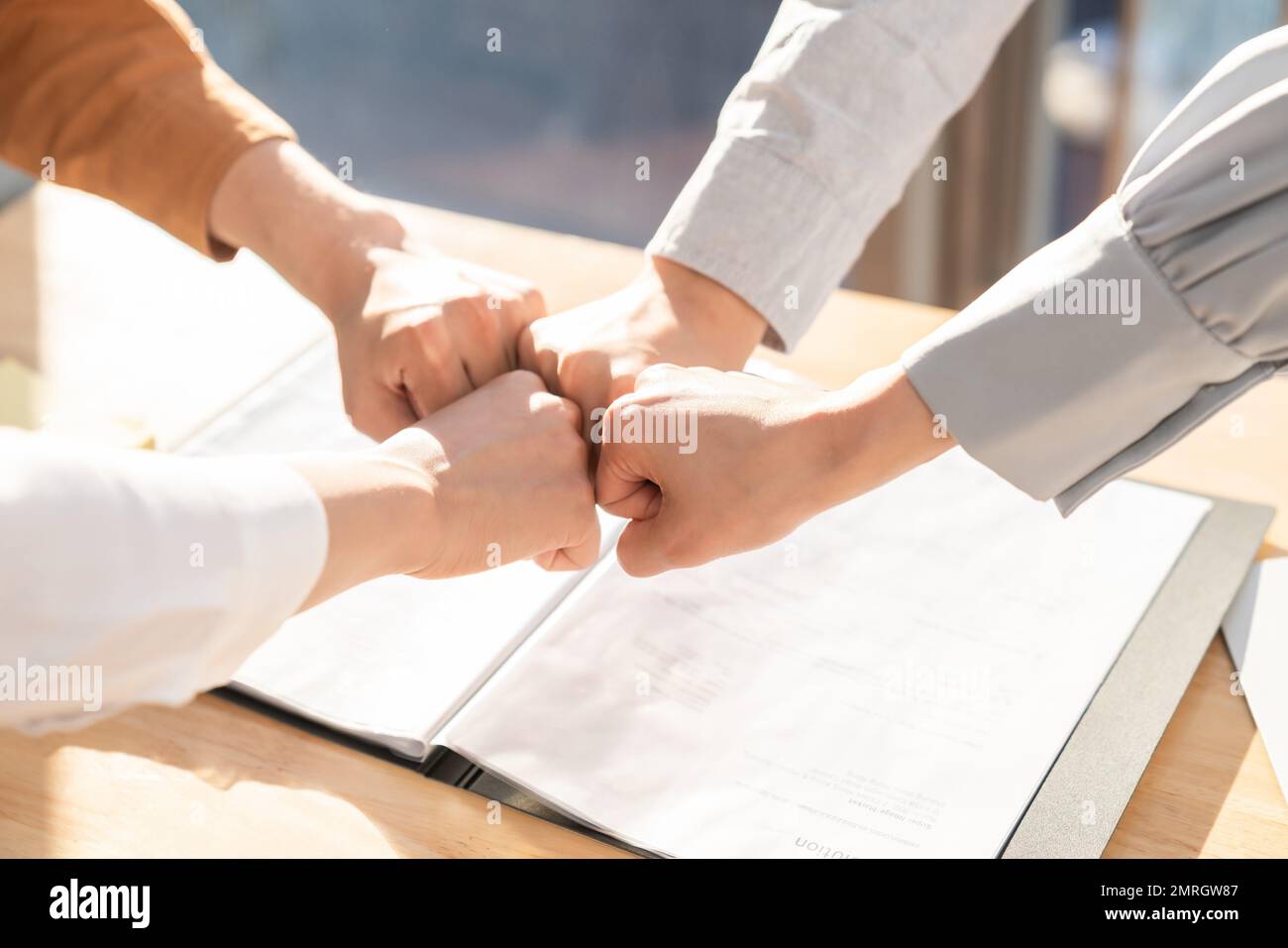 A young business people to encourage Stock Photo - Alamy
