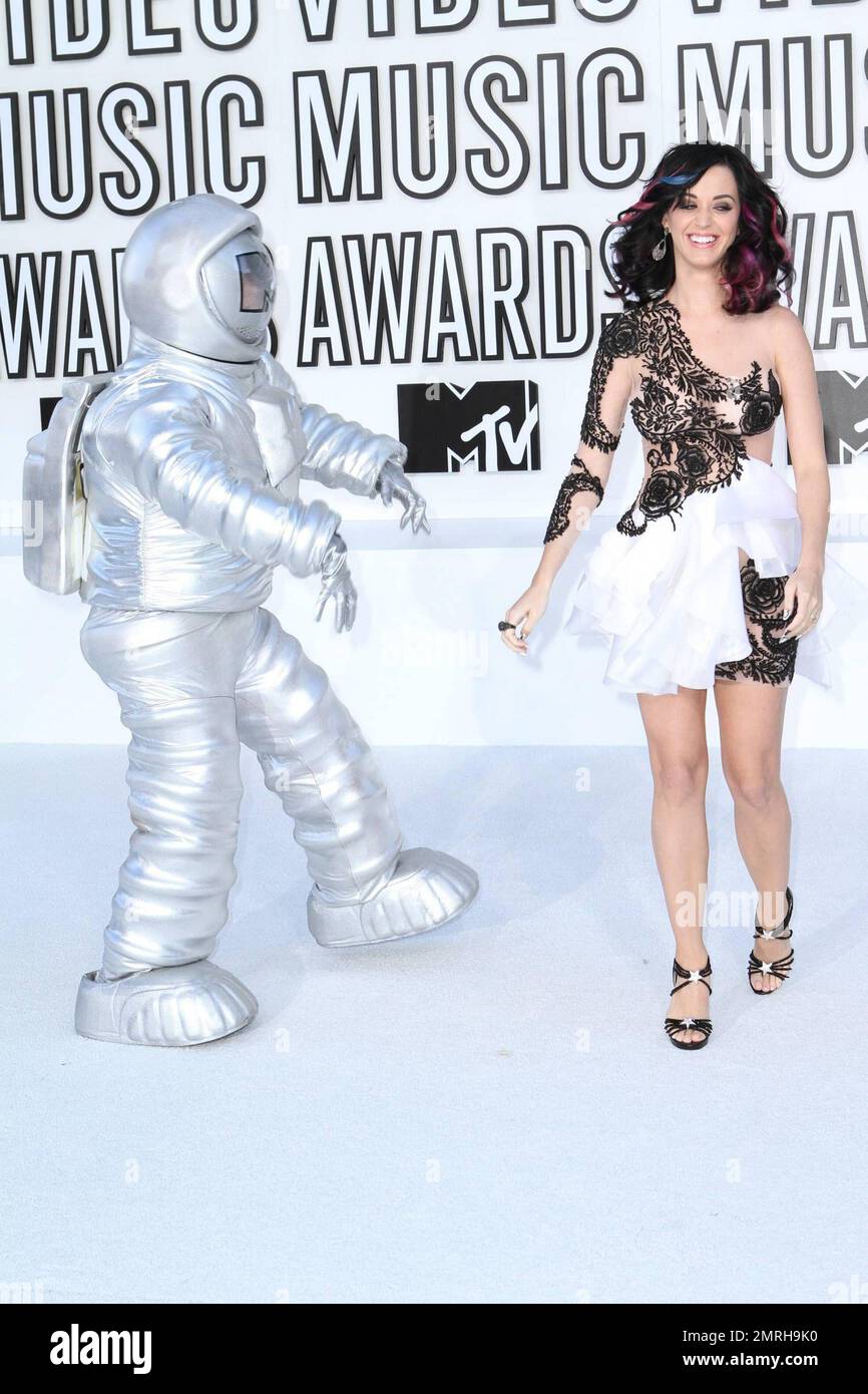 Pop singer Katy Perry looks amazing as she arrives at the 2010 MTV ...