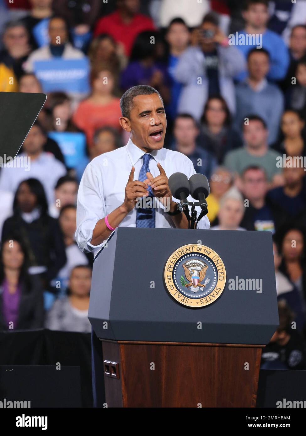 Wearing politically inspired outfits, Katy Perry performs live in ...