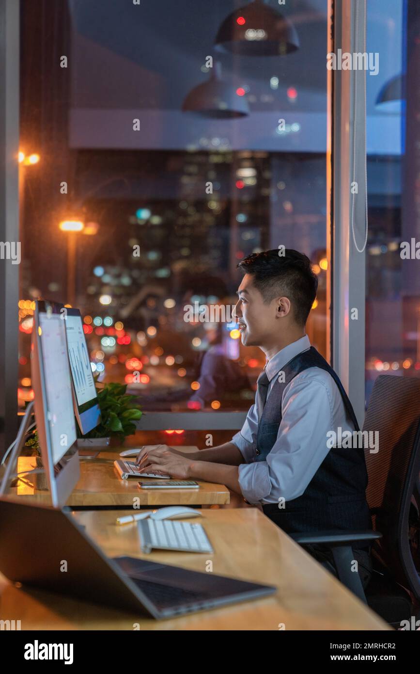 Overtime vertical hi-res stock photography and images - Alamy