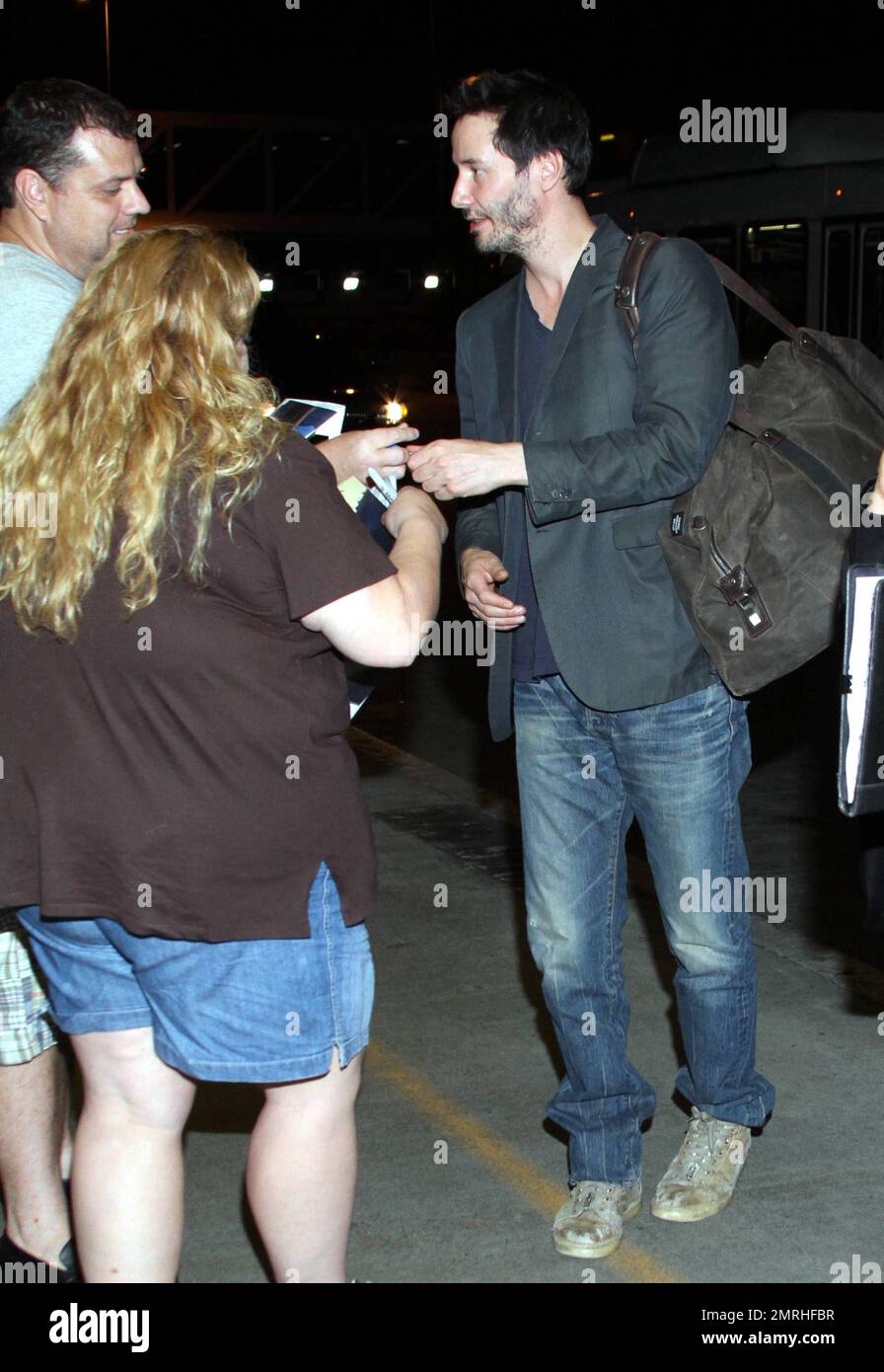 EXCLUSIVE!! Actor Keanu Reeves signs autographs as he arrives at Los ...