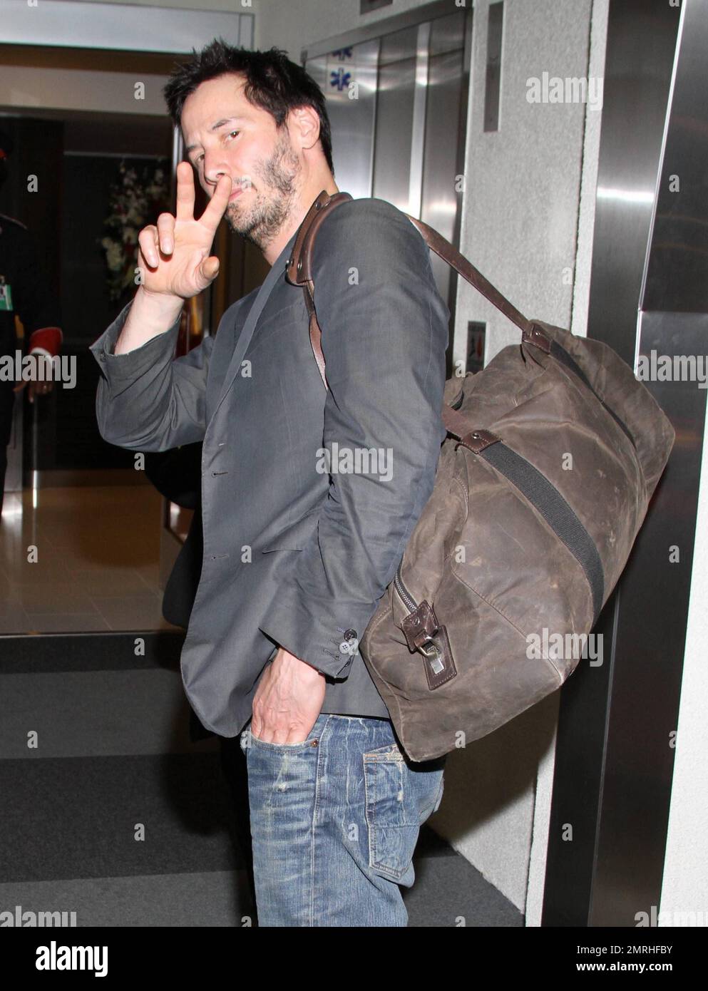 EXCLUSIVE!! Actor Keanu Reeves signs autographs as he arrives at Los ...
