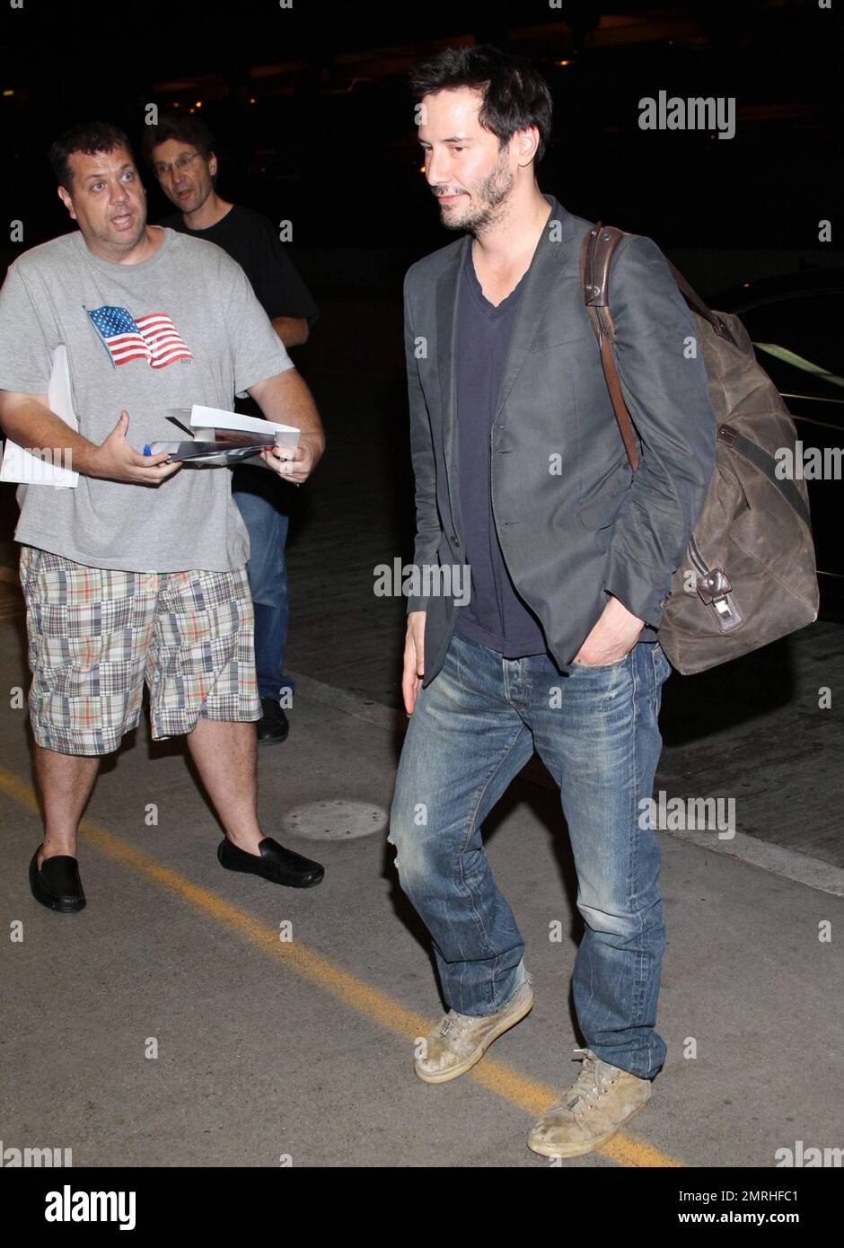 EXCLUSIVE!! Actor Keanu Reeves signs autographs as he arrives at Los ...