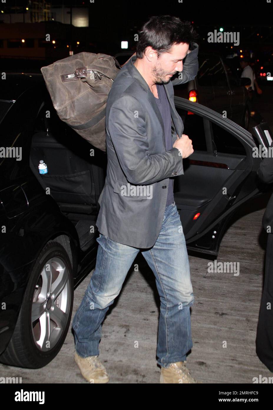 EXCLUSIVE!! Actor Keanu Reeves signs autographs as he arrives at Los ...