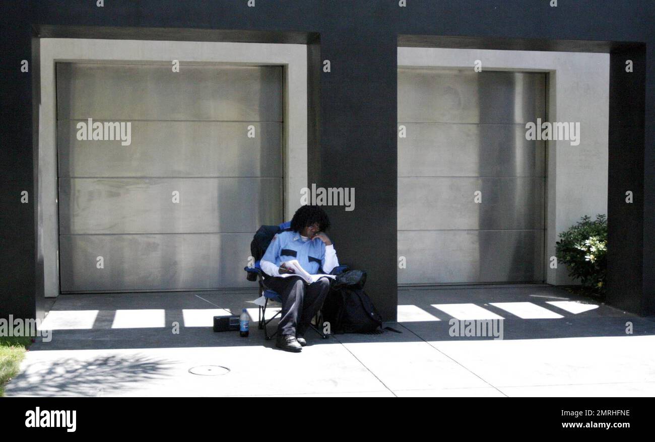 Exclusive!! Keanu Reeves now has a full-time security guard posted ...