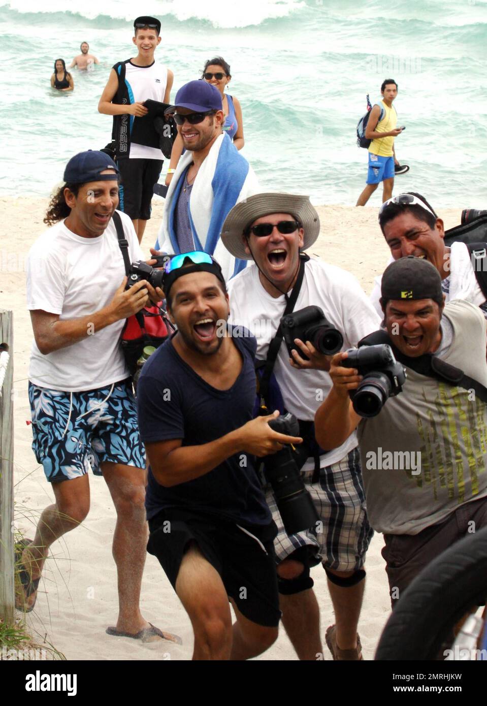 "Twilight" star Kellan Lutz spends a day on the beach with super thin ...