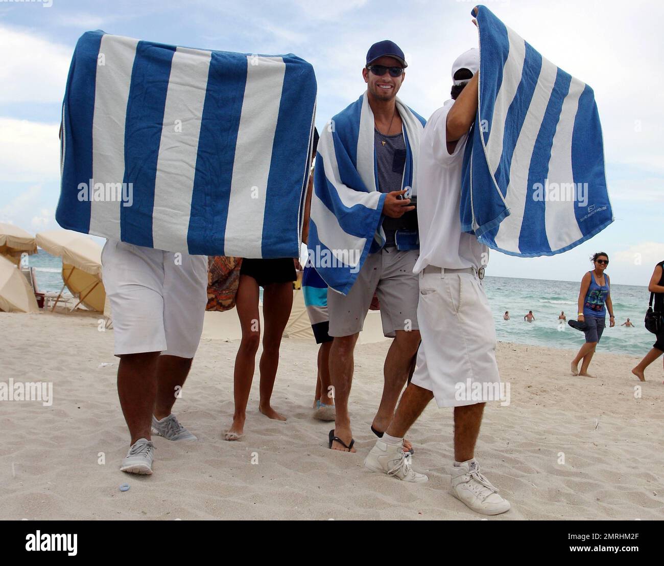 "Twilight" star Kellan Lutz spends a romantic day on the beach with ...