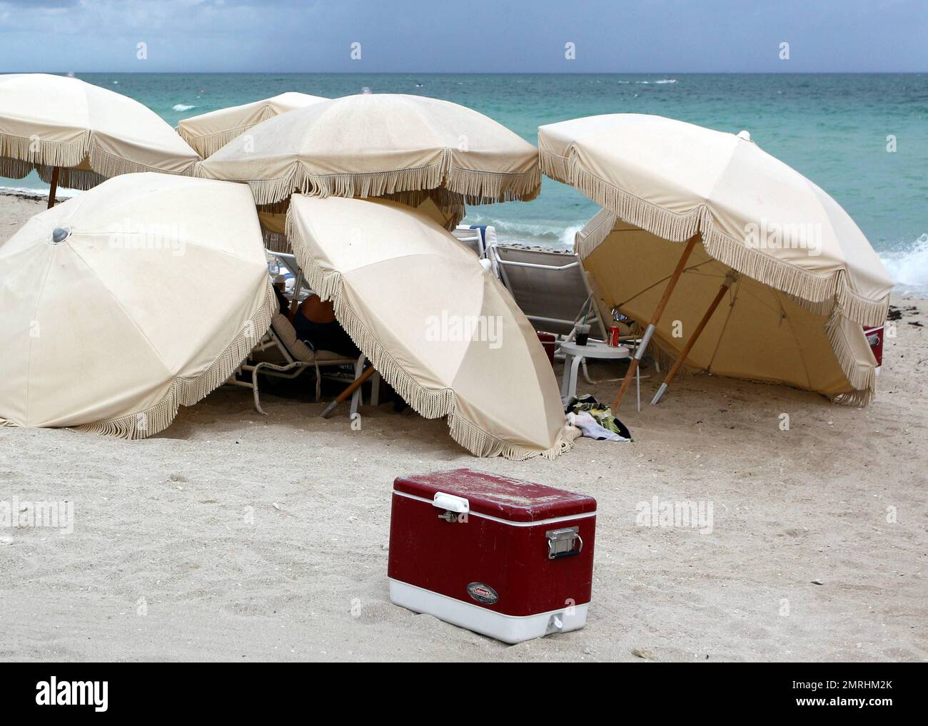"Twilight" star Kellan Lutz spends a romantic day on the beach with ...