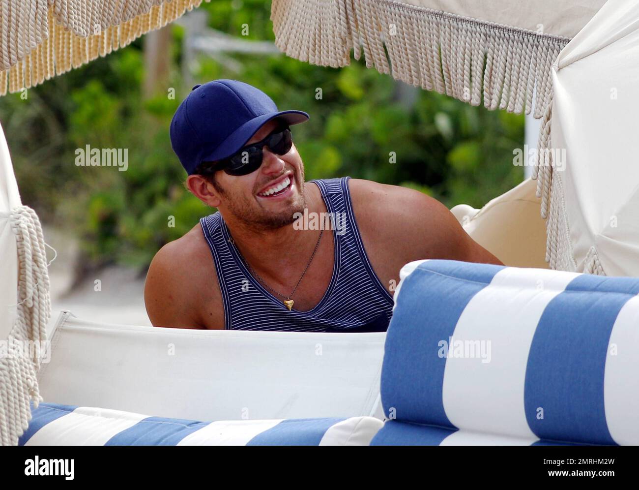 "Twilight" star Kellan Lutz spends a romantic day on the beach with ...